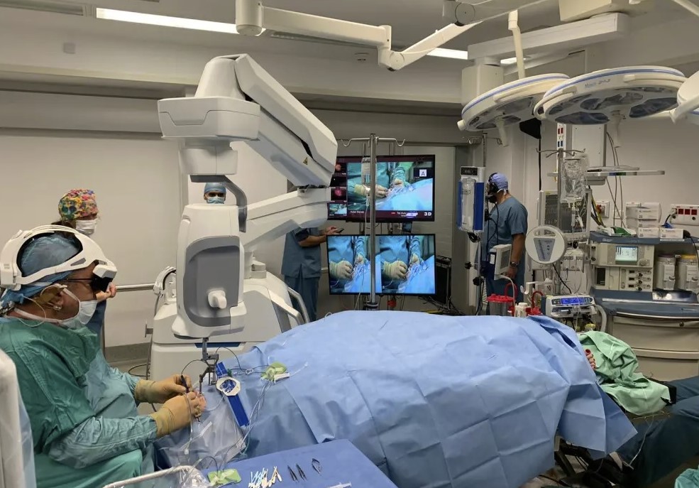 Beyeonics | בשידור ישיר לרומא: מאות מנתחים צפו בניתוח עיניים בבי"ח ...